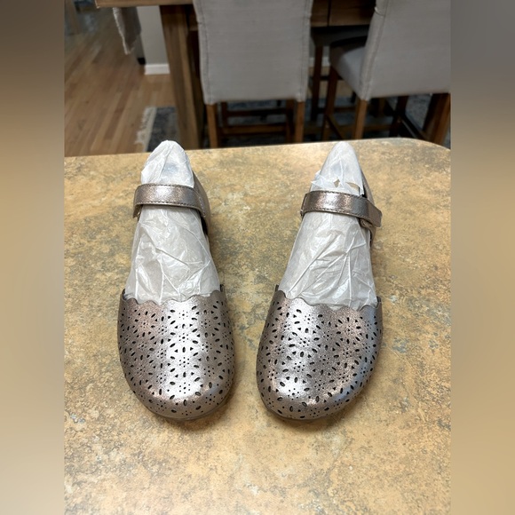 Earth | Shoes | Earth Leather Brynn Perforated Metallic Mary Jane ...